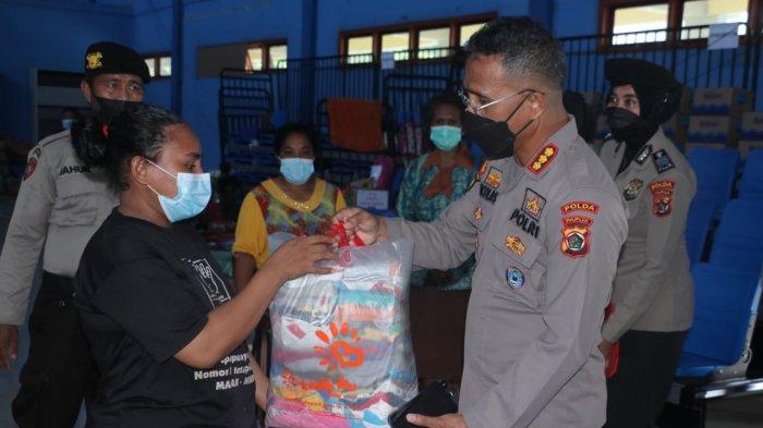Dit Pam Obvit Polda Papua Bagikan Sembako Kepada Warg Terdampak Banjir ...