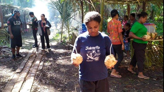 Menikmati Kelapa Muda dan Mujair Bakar di Festival Ulat Sagu Kampung ...