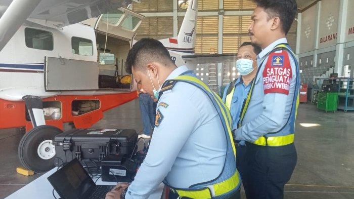 Petugas Imigrasi Jayapura Periksa Kedatangan Kru Pesawat di Hanggar PT ...