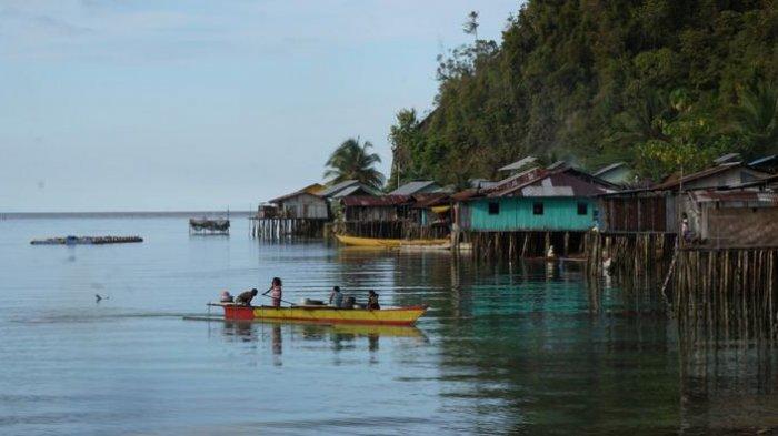 Teluk Sarawandori, Wisata Alam Mempesona di Tanah Serui Papua - Tribun ...