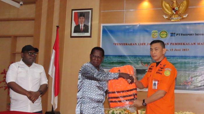 Gandeng SAR Timika, PT Freeport Indonesia Serahkan 800 Baju Pelampung ...