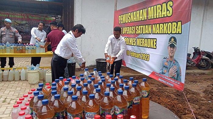 Polres Merauke Musnahkan 423 Liter Miras Lokal, Sandi Sultan: Hasil ...