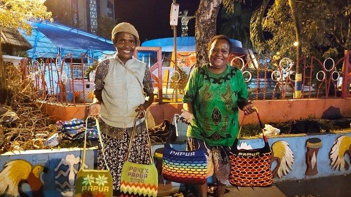 Mama-Mama Meepago Ajak Wisatawan Beli Tas Noken di Taman Imbi Jayapura ...