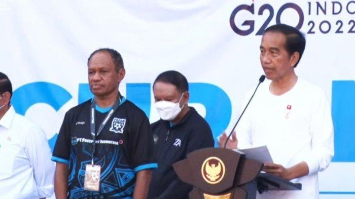 Jokowi Resmikan Papua Football Academy, Puji Legenda Sepak Bola Rully ...