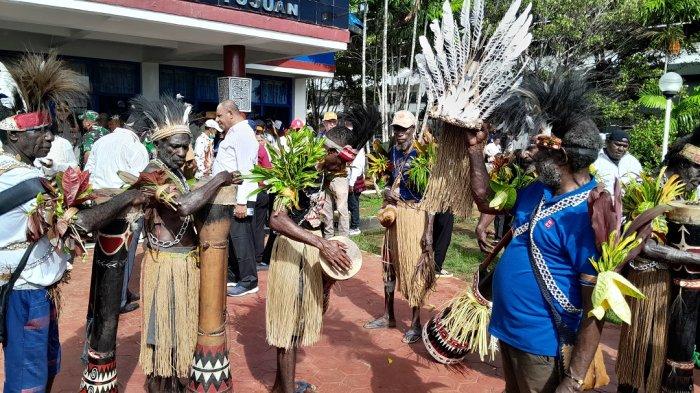 Tiba di Merauke, Gubernur Papua Selatan Apolo Safanpo Dikenakan Mahkota ...