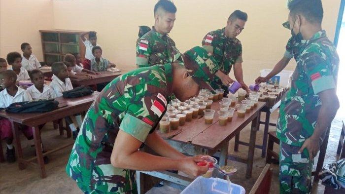 Satgas Yonif 123/Rajawali Bagikan Bubur Kacang Hijau Untuk Murid SD ...
