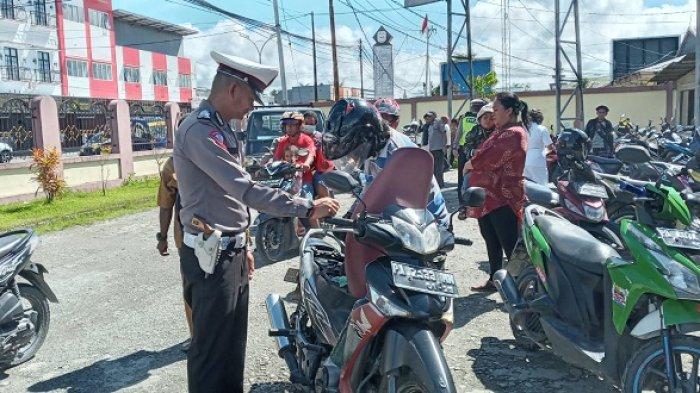 Operasi Patuh Cartenz 2022, Polres Mimika Tilang Puluhan Kendaraan Roda Dua - Tribun-papua.com