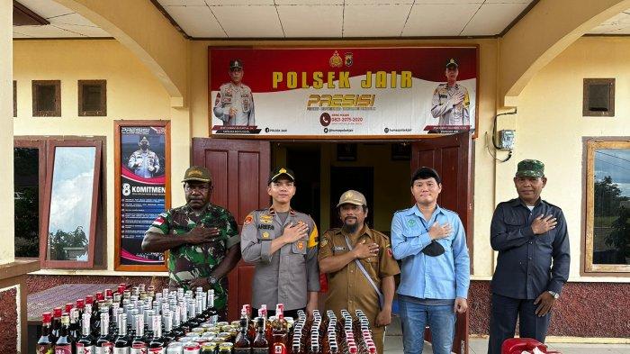 Polsek Jair Boven Digoel Musnahkan Ratusan Botol Miras - Tribun-papua.com