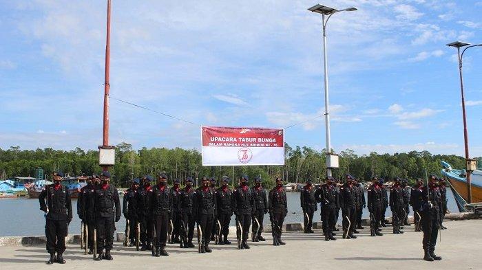 Peringati HUT ke-76, Batalyon B Pelopor Sat Brimob Polda Papua Tabur Bunga di PPI Poumako ...