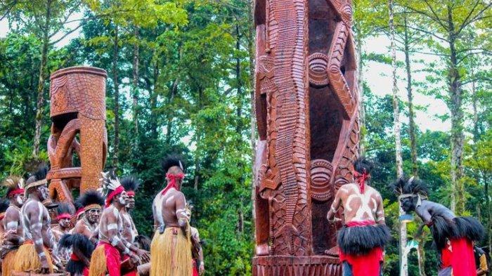 500 Seniman Lakukan Pemugaran Patung Kamoro di Kuala Kencana Mimika ...