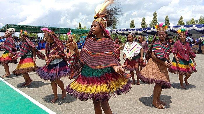 Siswi SMP Negeri 7 Sentani Pertunjukkan Tarian Variasi Budaya Wamena ...