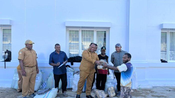 Bupati Jayawijaya Athenius Murib Menyerahkan Seragam Kepada Polisi ...