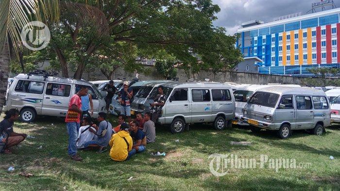 Sopir Angkot Mogok di Lapangan Theis Eluay Sentani, Pemkab Jayapura ...