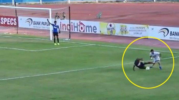 Media Asing Ikut Soroti Tekel Keras Boaz Solossa ke Aaron Evans pada ...