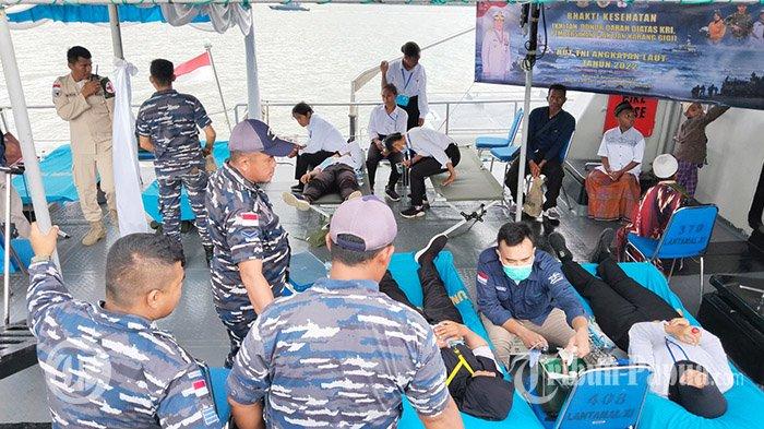 HUT ke-77 TNI AL, Lantamal XI Bakti Kesehatan bagi Masyarakat di KRI ...