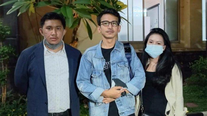 Ditangkap, Ini Sosok Adam Deni yang Pernah Viral karena Diduga Acungkan ...