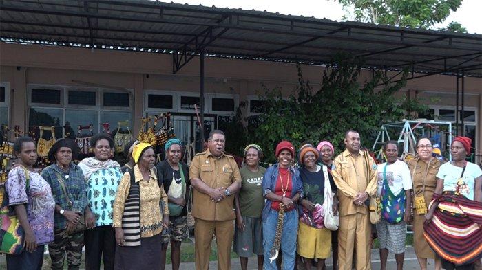 Sekda Papua Barat Borong Noken Mama-mama Papua di Nabire, Ali Baham ...