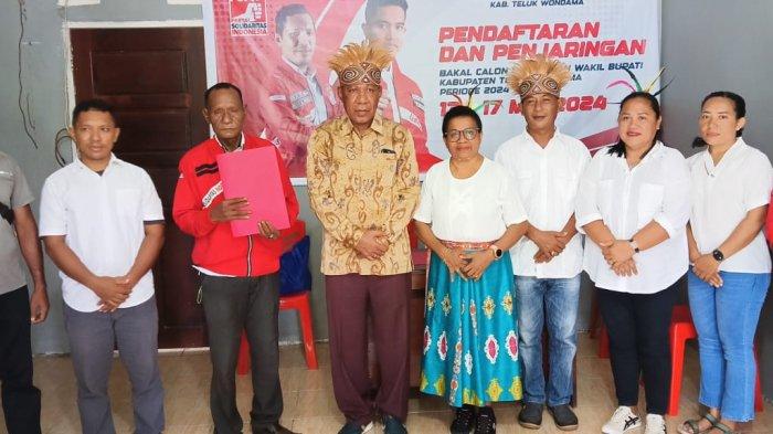 Elisa Auri-Alex Marani Usung Slogan Wondama Aman, Optimis Daftar di KPU - Tribunpapuabarat.com