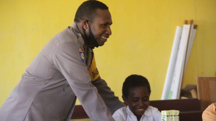 Menjadi Guru SD di Pedalaman, Bukti Cinta Bripka Septinus Arui untuk ...