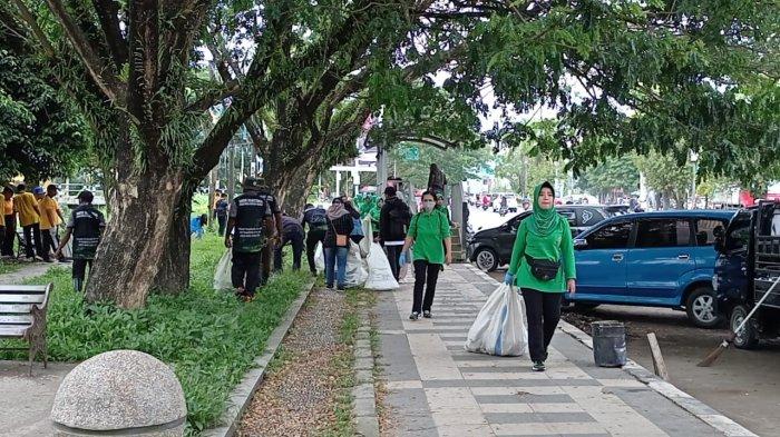 Galang Empati untuk Lingkungan, Bank Sampah Sorong Raya Gelar Aksi Pungut Sampah ...