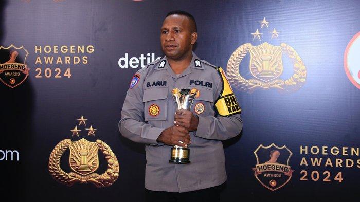 Mengajar Tanpa Imbalan di Manokwari, Bripka Septinus Arui Terima ...