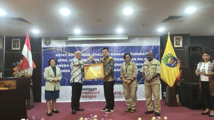 Pemda Kabupaten Kaimana Dapat Penghargaan dari BKN, Freddy Thie Ajak ASN Bekerja Lebih Keras ...