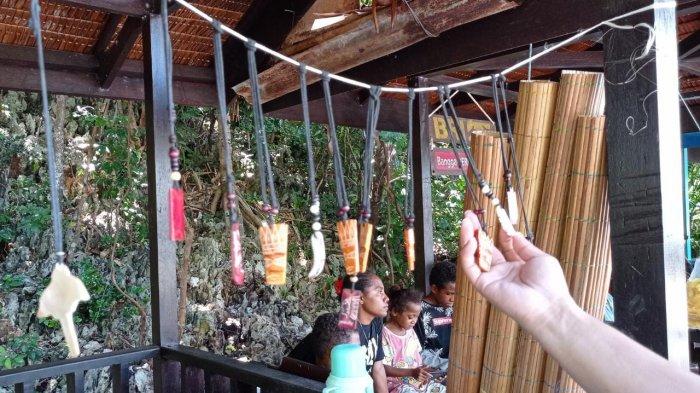 Cinderamata Kalung Khas Raja Ampat Papua Barat, Diukir dari Bambu ...
