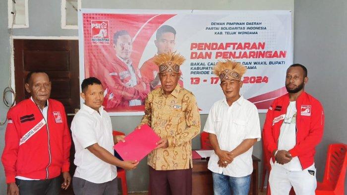 Pilkada 2024, Elysa Auri-Alex Marani Daftar Bacakada di PSI Teluk Wondama - Tribunpapuabarat.com