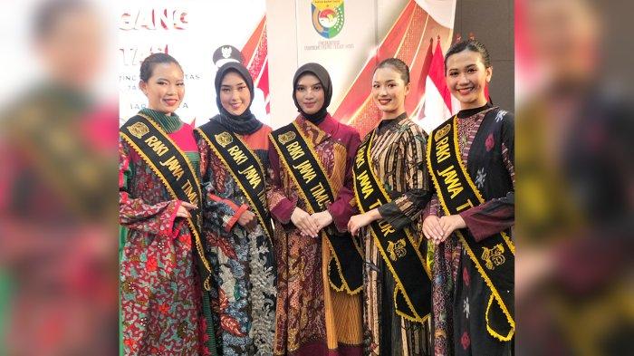 4 Duta Wisata Pentaskan Wastra Batik Khas Jawa Timur di Sorong Papua ...