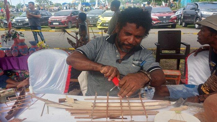 Hengki Wonsiwor, Perajin Miniatur Perahu Wairon dan Wai Mansusu ...
