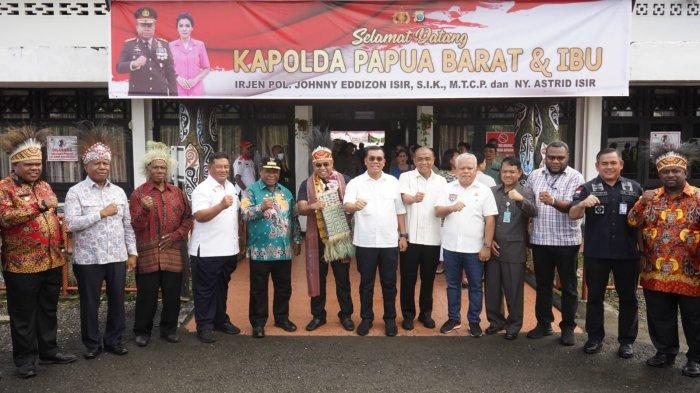 Kepemimpinan Irjen Johnny Edison Isir Dalam Catatan George Dedaida ...