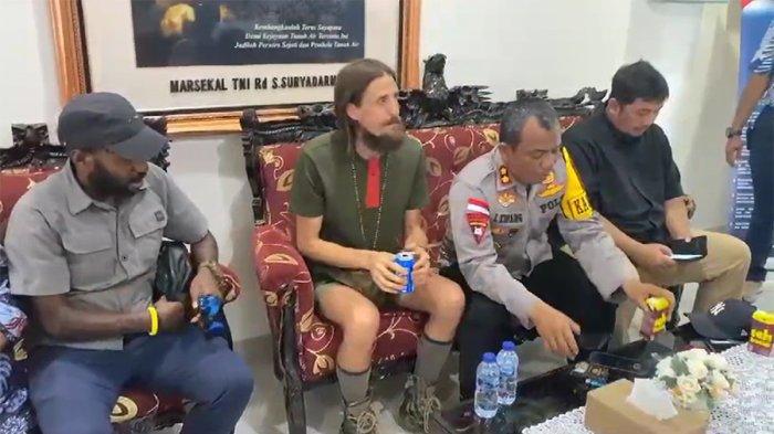 Pilot Susi Air Bebas, Philips Mark Mehrtens Lebih dari Setahun Disandera KKB di Nduga ...