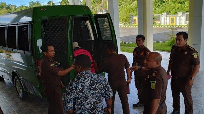 Kejaksaan Tahan Mantan Ajudan Bupati Teluk Bintuni, Oknum Polisi Jadi Tersangka Dugaan Korupsi ...