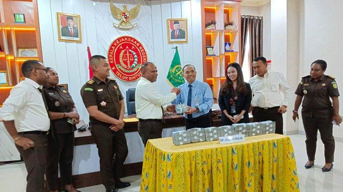 Kejari Teluk Bintuni Eksekusi Uang Rp 400 Juta Kasus Korupsi Pasar ...