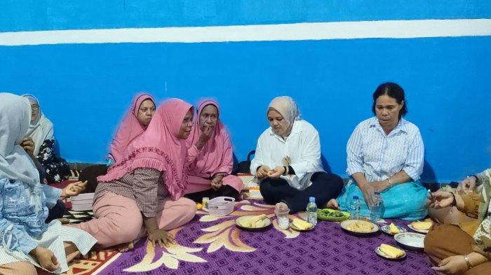 Nurwidayati dan Sri Voni Notanubun Kunyah Pinang Sembari Dengar Aspirasi Ibu-ibu Kokas ...