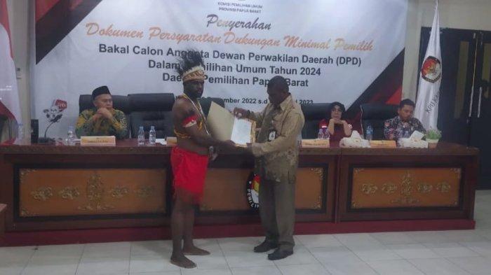 Kenakan Pakaian Adat Arfak saat Serahkan Berkas ke KPU, Lamek Dowansiba ...