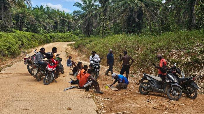 Marga Ateta Palang Jalan di Dusun Foba Teluk Bintuni, Ini Penyebabnya ...