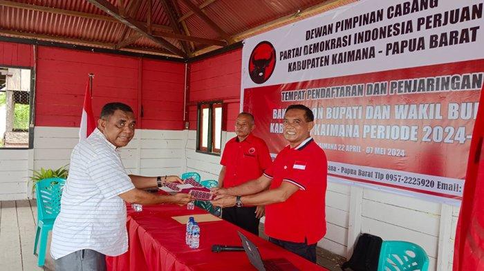 Mantan Bupati Hasan Achmad Ambil Formulir Balon Bupati Kaimana di PDI Perjuangan ...