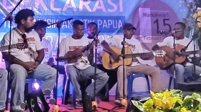 Teras Musik Akustik Papua Tebar Cinta Lewat Lantunan Lagu ...