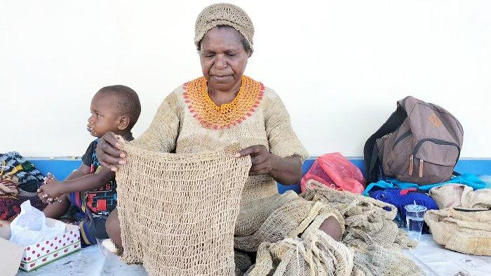 Cerita Perempuan Adat Meepago Papua, Perajut Noken dari Serat Kayu ...