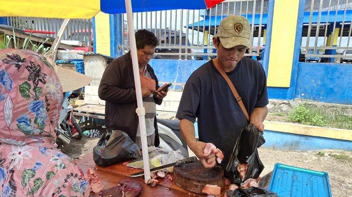 Harga Babi Potong Stabil di Pasar Wosi Manokwari Menjelang Nataru, Pemintaan Meningkat ...