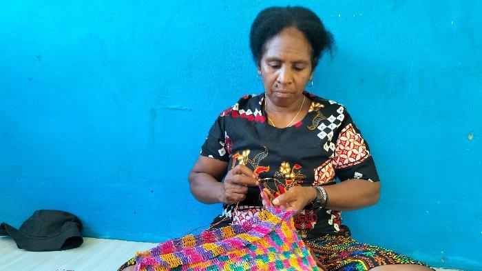 Deria Mandacan, Perajut Noken yang Bergabung dengan Kelompok Tani Hutan ...