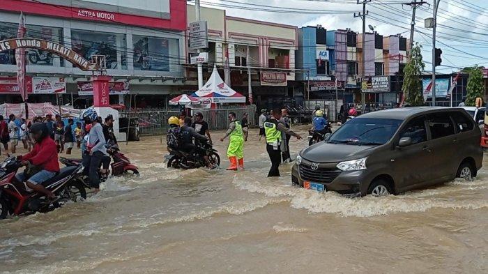 Lalu Lintas di Jalan Basuki Rahmat Sorong Masih Padat meski Banjir, Polres Kerahkan Personil ...