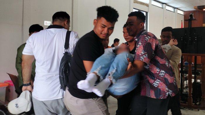 Pingsan di Ruang Sidang, Wanita Terdakwa Pemeras Oknum Pejabat Pemkab ...