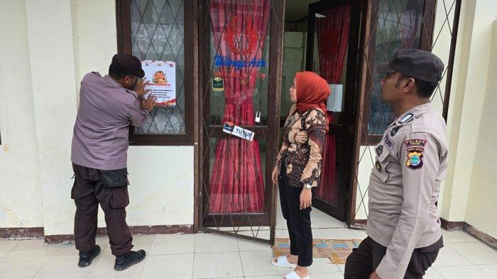 Polres Fakfak Papua Barat Pasang 1.000 Pamflet Jelang Pilkada 2024 - Tribunpapuabarat.com