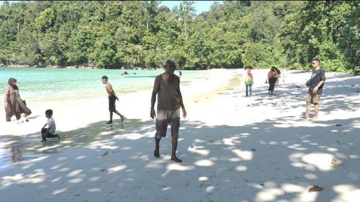 Momen Libur Lebaran, Warga Fakfak Papua Barat Padati Pantai Wayob di ...