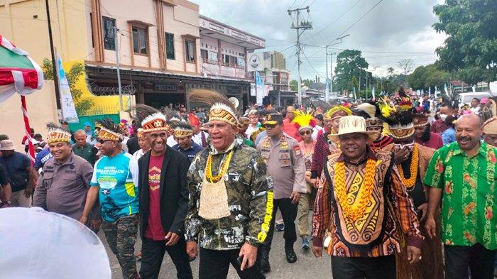 Pakai Baju Adat, Ribuan Warga Ikut Pawai Budaya Religi di Manokwari ...