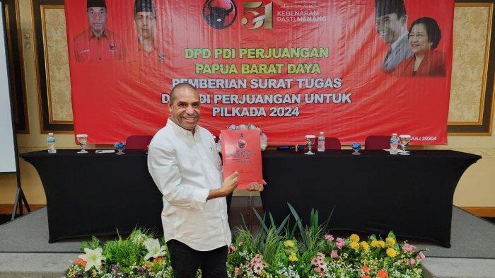 Agustinus Tenau Terima Surat Tugas dari PDIP untuk Pilkada Maybrat 2024 ...
