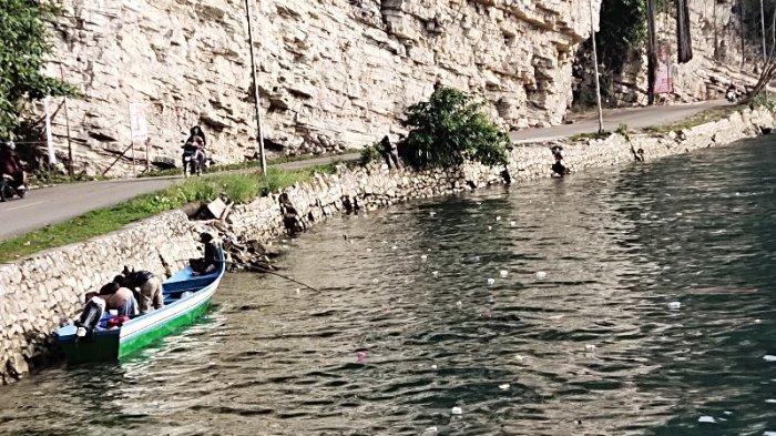 Warga Keluhkan Sampah Botol Plastik di Perairan Tebing Sebrang Fakfak ...