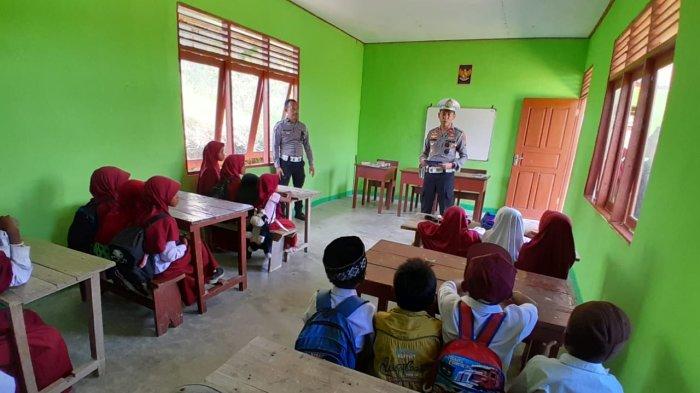 Satlantas Polres Fakfak Kenalkan Rambu-rambu Lalu Lintas ke Siswa SD ... Satlantas Polres Fakfak Kenalkan Rambu-rambu Lalu Lintas ke Siswa SD ...